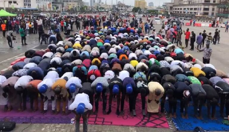Watch video of #ENDSARS protesters holding Muslim prayer in Lagos - DNB ...