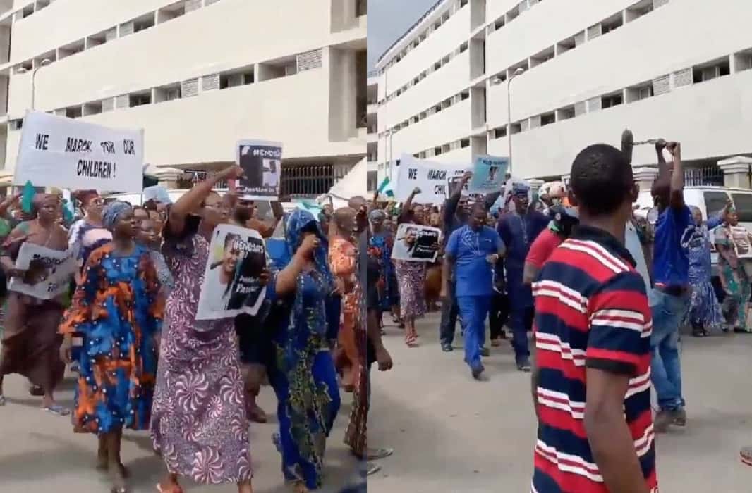 #EndSARS protests resume in Lagos as old women hit the streets - DNB ...