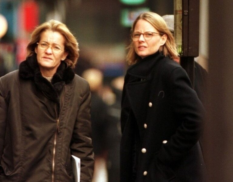 All about Jodie Foster's family, marriage, wife, husband and kids - DNB ...