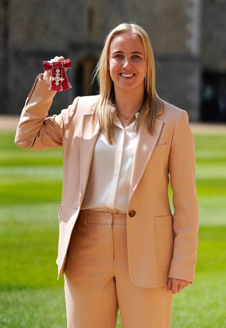 Beth Mead Bio: Age, Career, Family, Marriage, Husband, Girlfriend, Kids ...