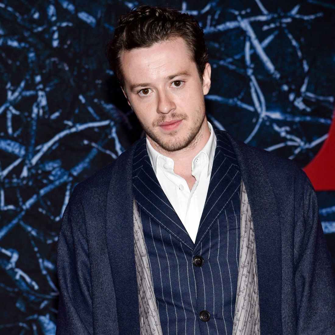 About Joseph Quinn's parents, marriage, girlfriends, wife, kids - DNB ...